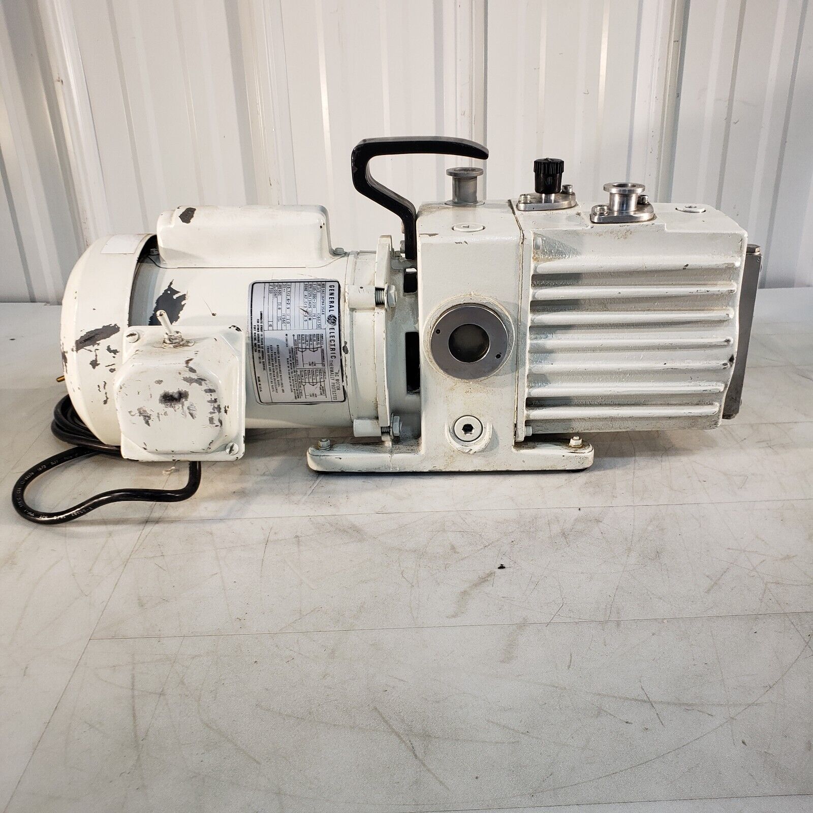 Leybold Heraeus Trivac D4A Vacuum Pump, Pulls 57 mTorr, KF16 Inlet/Exh ...