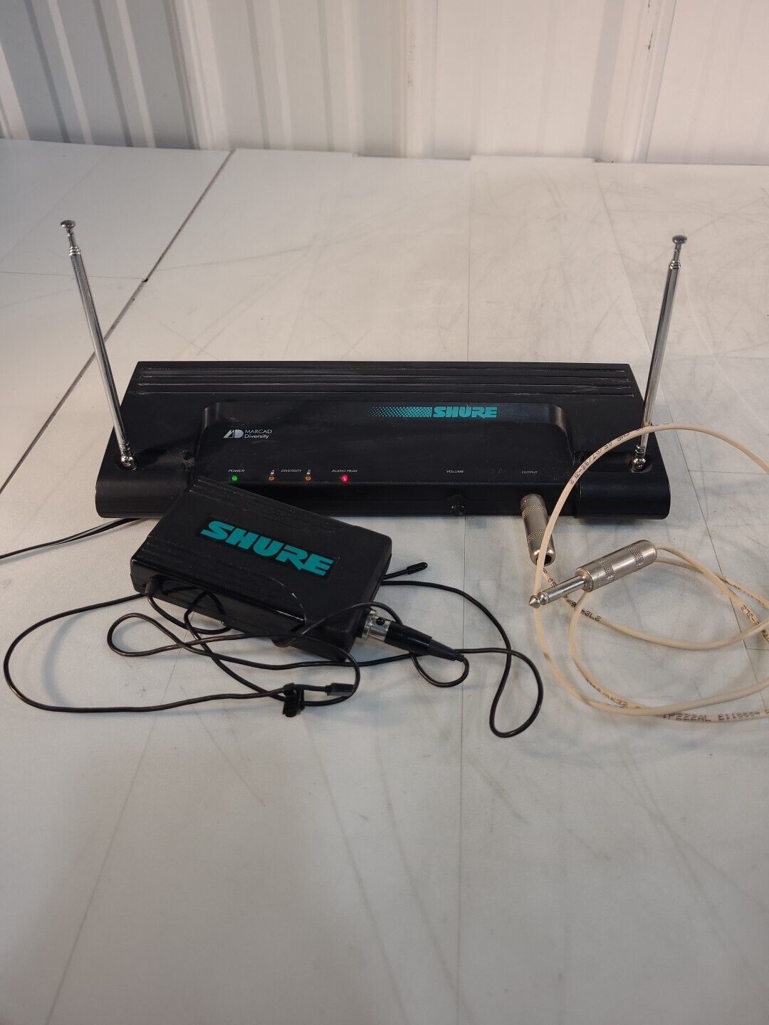 Shure T4V Diversity Receiver, T1 Transmitter Wireless Microphone Kit V ...