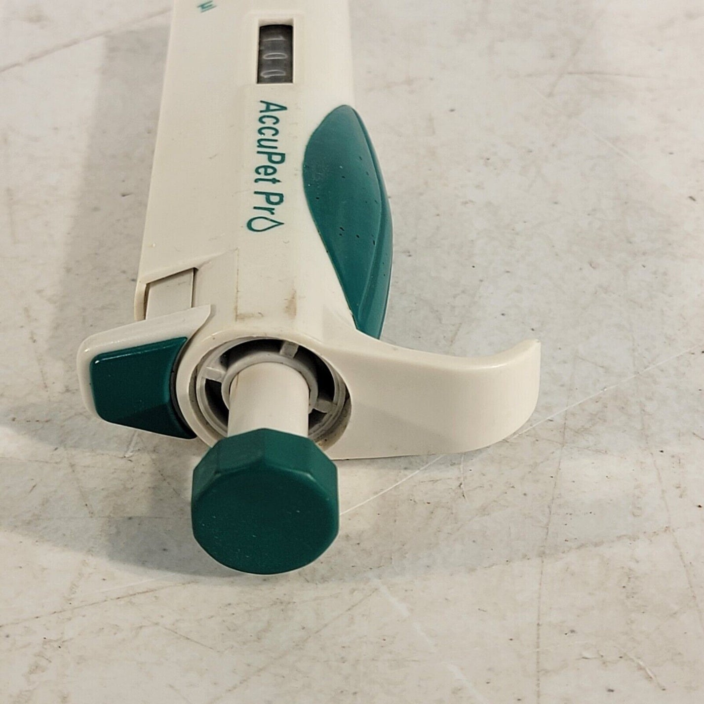 AccuPet Pro Single Channel Pipette 10-100 uL – Lab Liquidators Store